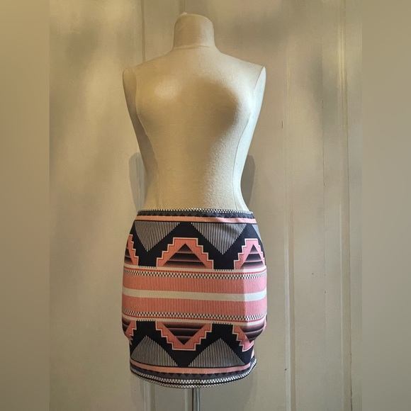 Zara | Skirts | Zara Trafaluc Mini Bodycon Skirt With Geometric Pattern ...
